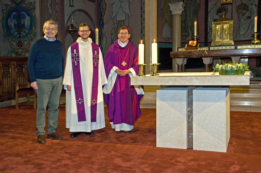 Een nieuw altaar voor de gemeenschapskerk. | Kerknet