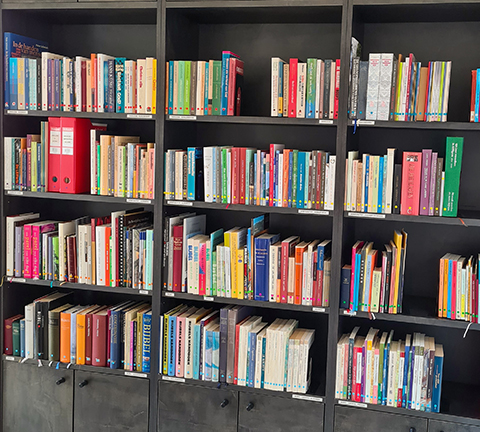 Boeken uitlenen in de pastorie Beveren | Kerknet