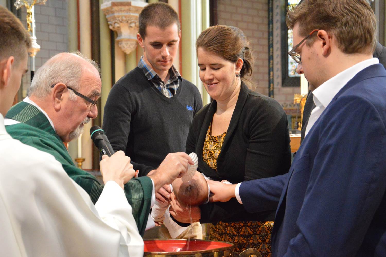 Hoe gebeurt een doop in de zondagsviering? | Kerknet