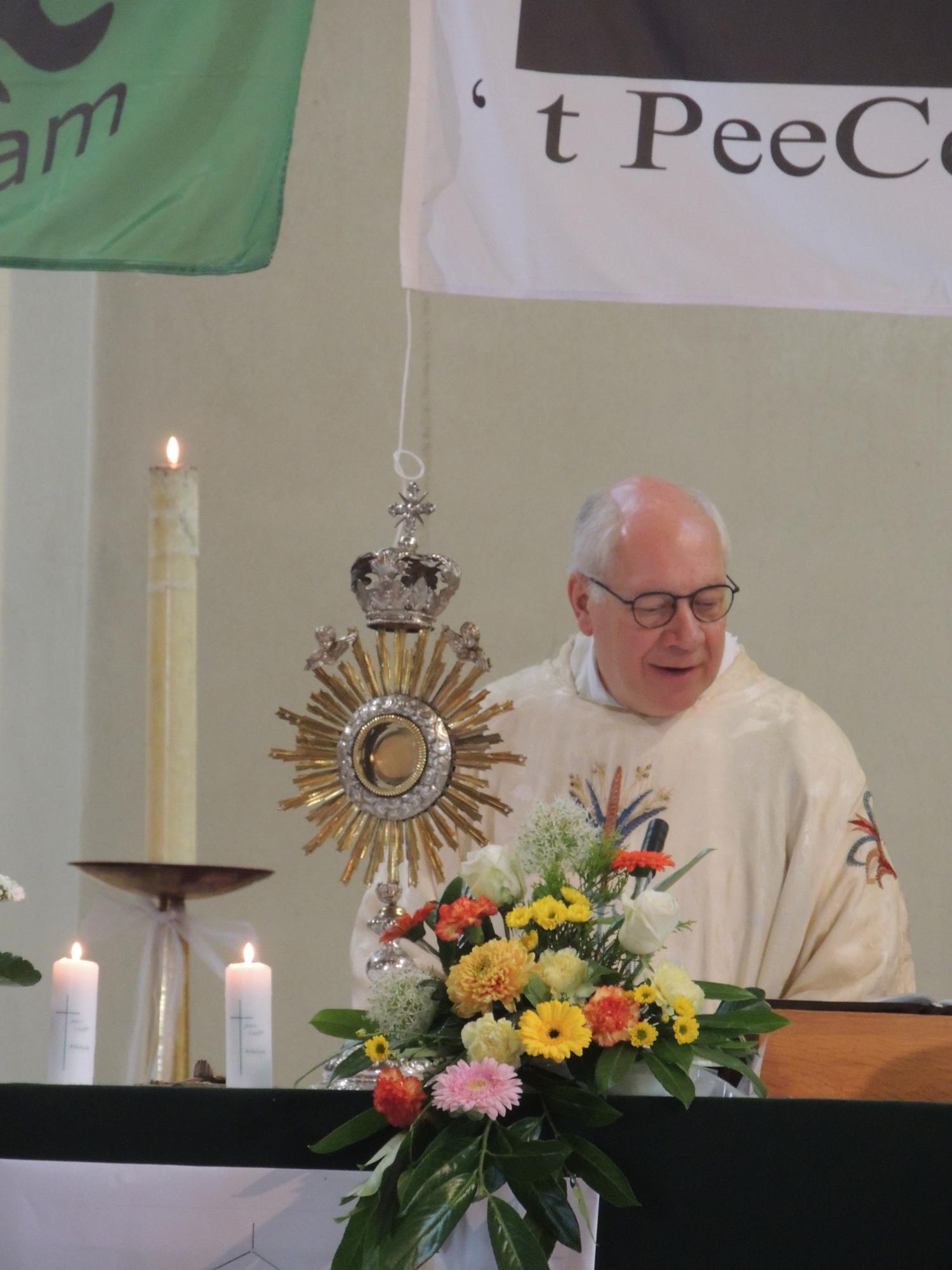 Viering 100 jaar parochie op Sacramentsdag | Kerknet