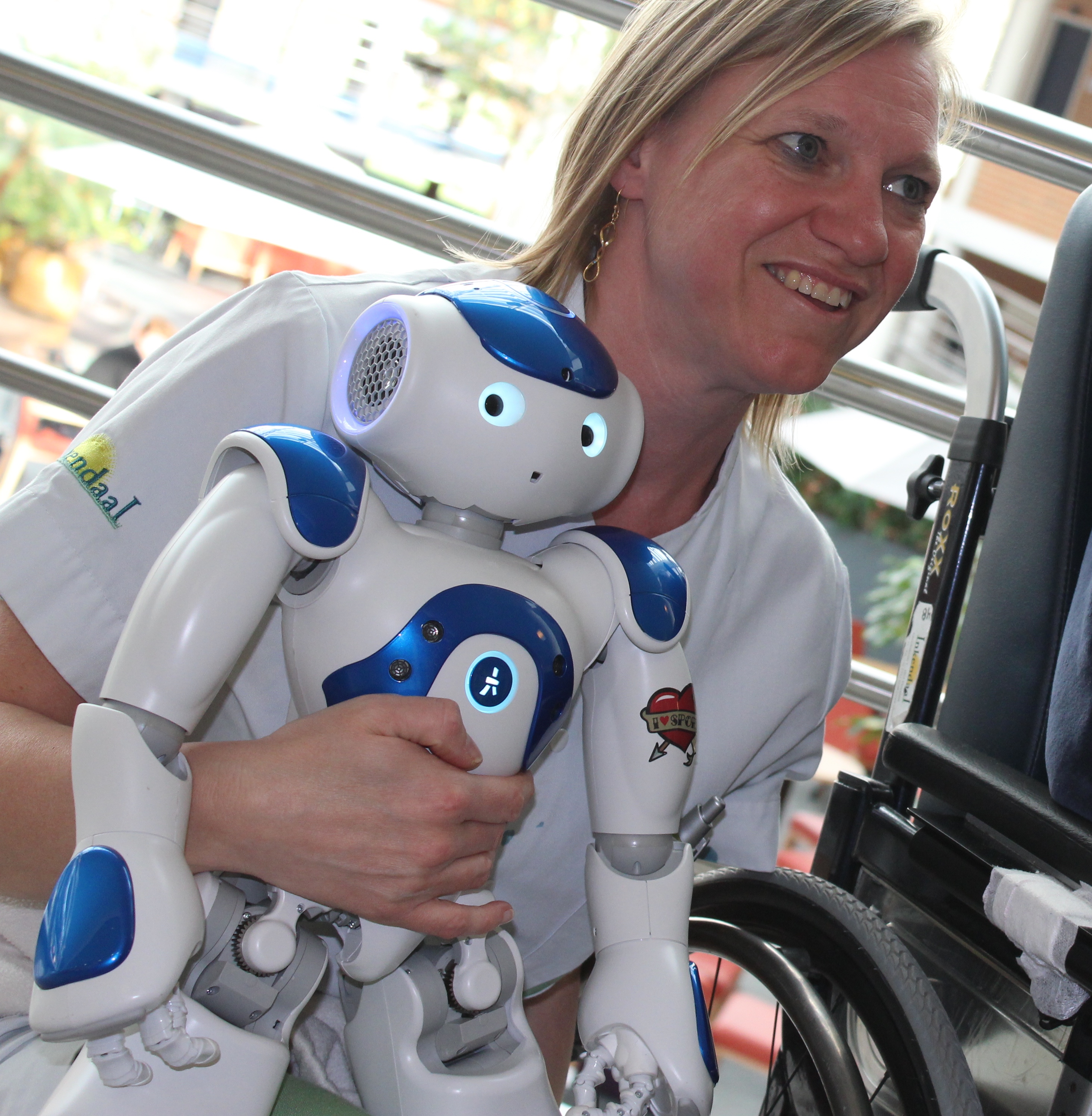 Zorgrobot Zora, engel van plastic en metaal | Kerknet