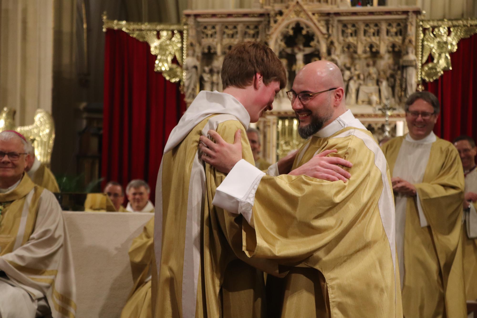 Bart Pluymers en Gianluca Loperfido tot (transeunt) diaken gewijd | Kerknet