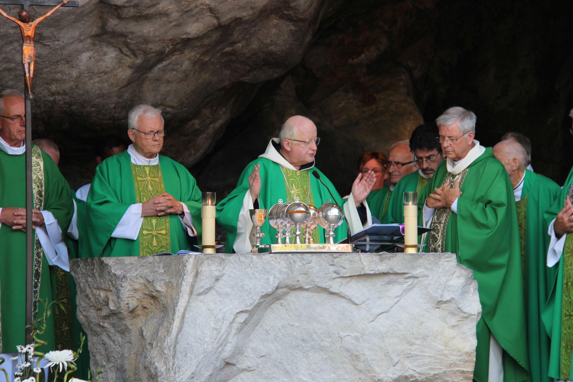Eucharistieviering aan de grot van Lourdes - juli 2025 | Kerknet
