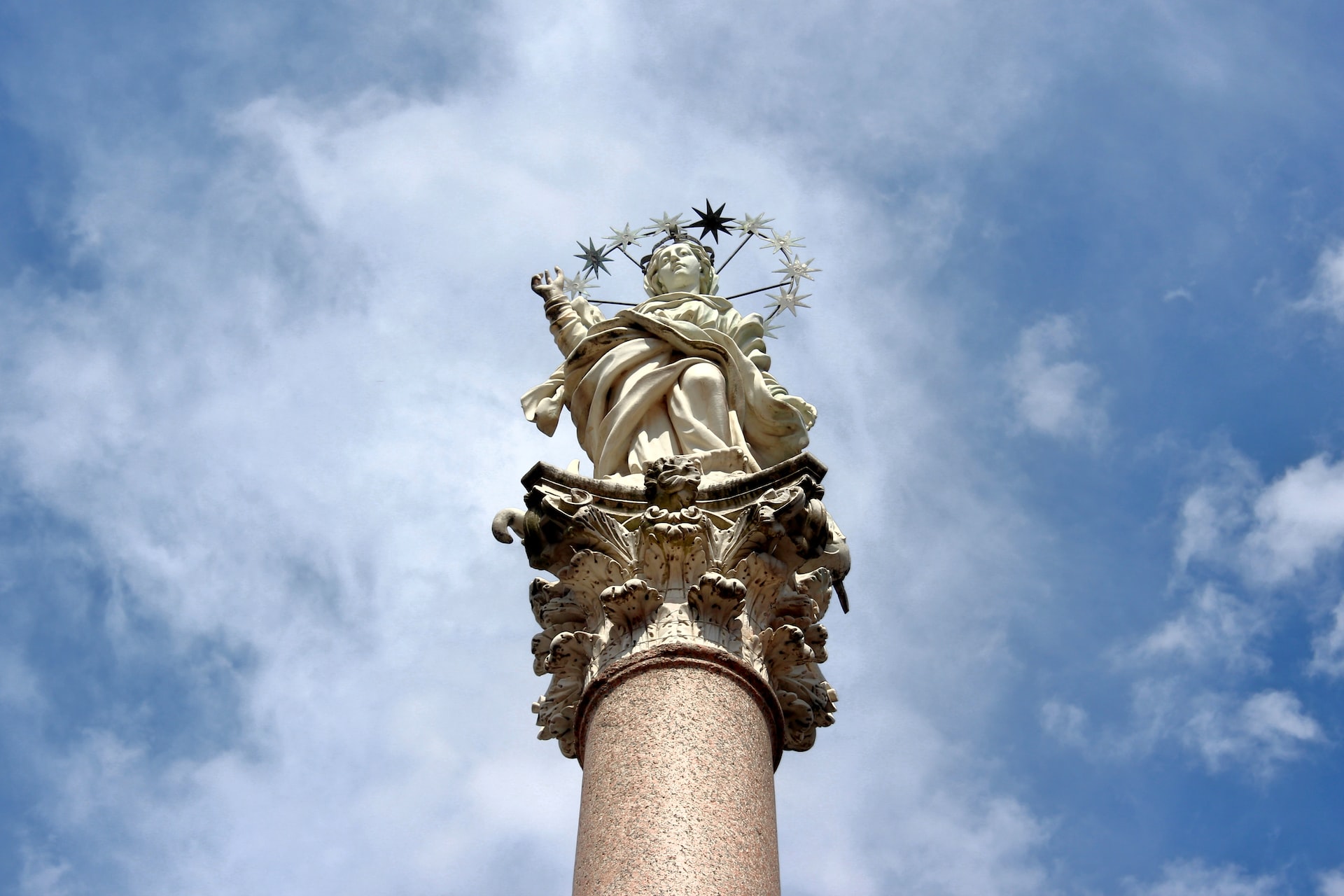 Vieringen hoogfeest van Maria-Tenhemelopneming | Kerknet