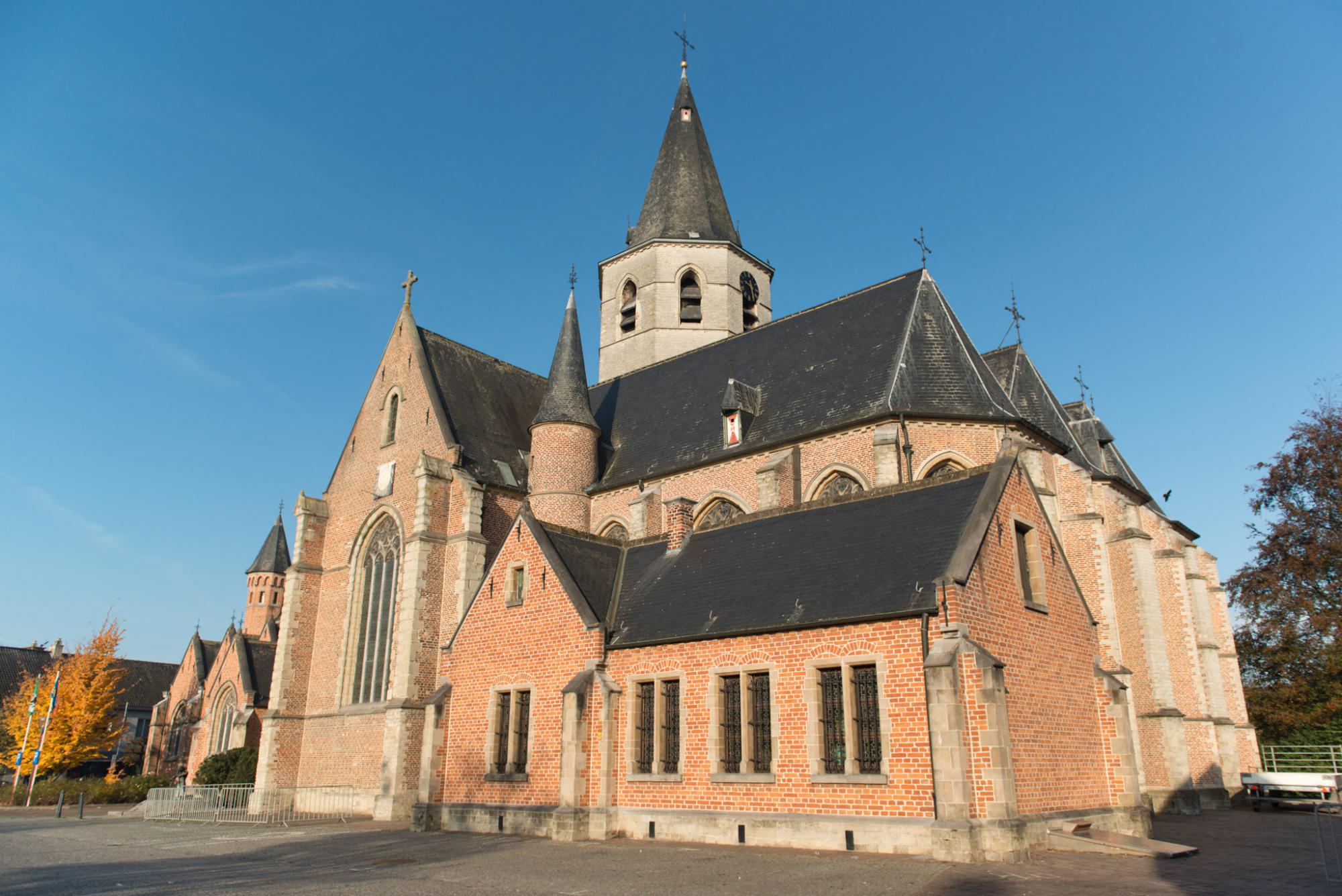 DE HEILIG KRUISKERK VAN STEKENE: EEN STOKOUD ZORGENKIND | Kerknet